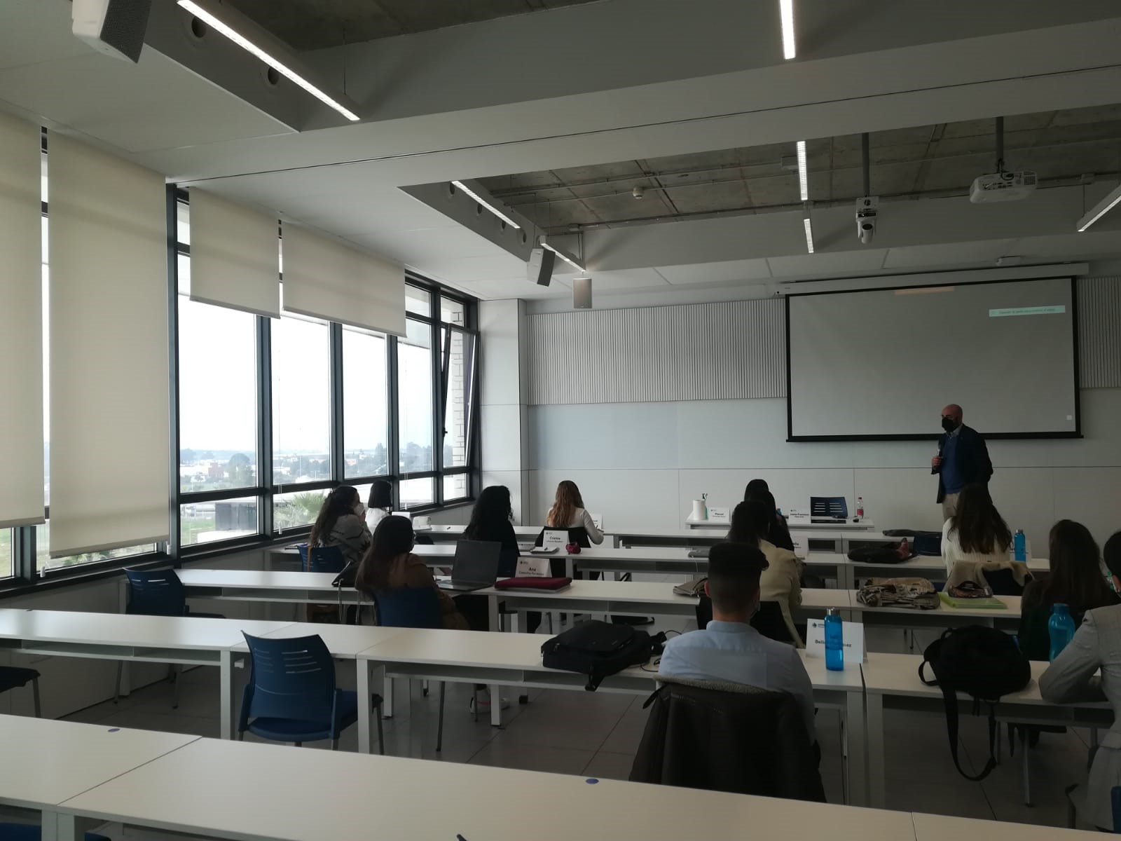 Diego Solano, director de ABB Sevilla, visita la Universidad Loyola de ...